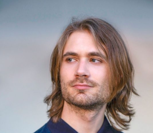 MICHAEL CALFAN LANÇA ‘SYDNEY’S SONG