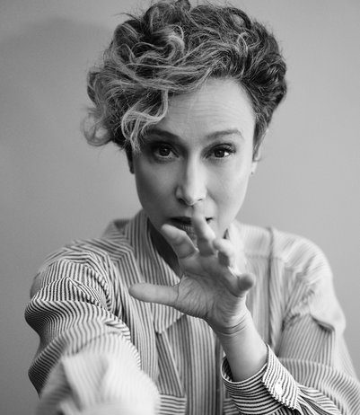 Katia B lança single e se apresenta no Clube Manouche