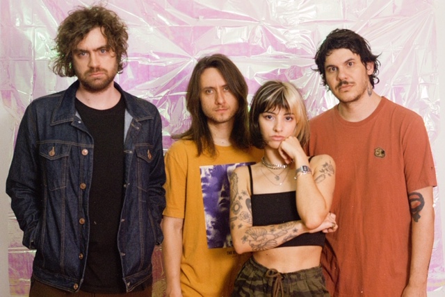 Violet Soda assina com a Deck e lança seu primeiro álbum dia 6 de dezembro