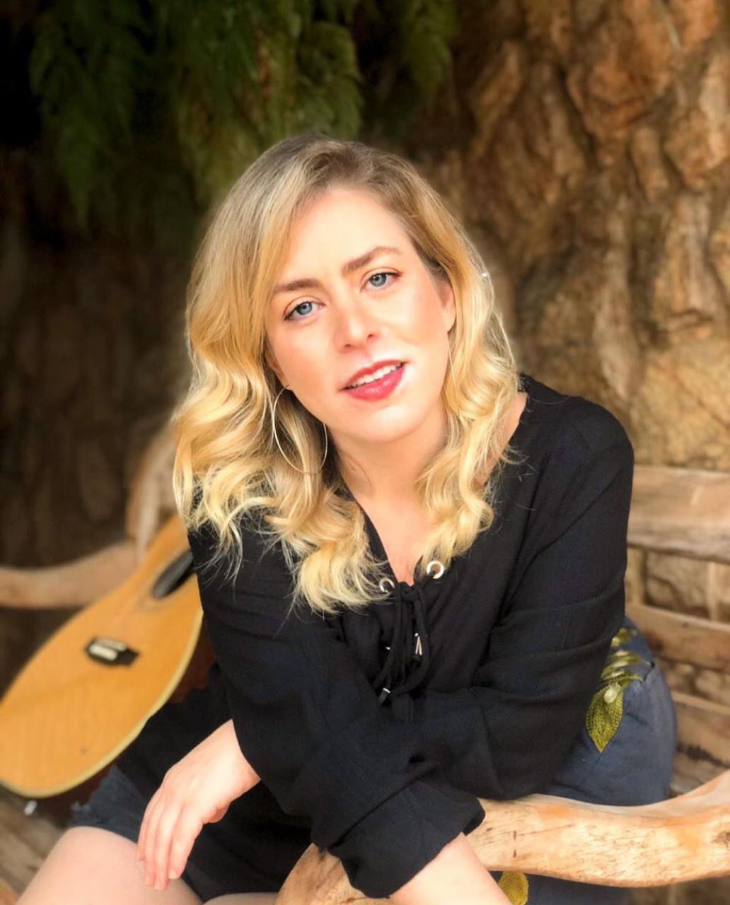 Lu Andrade, integrante do Rouge, lança single "Amanheceu"