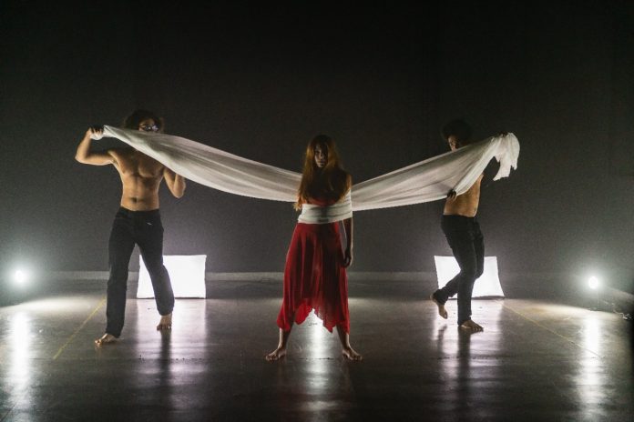 "Ultraviolence" trata da violência do cotidiano, através de performances