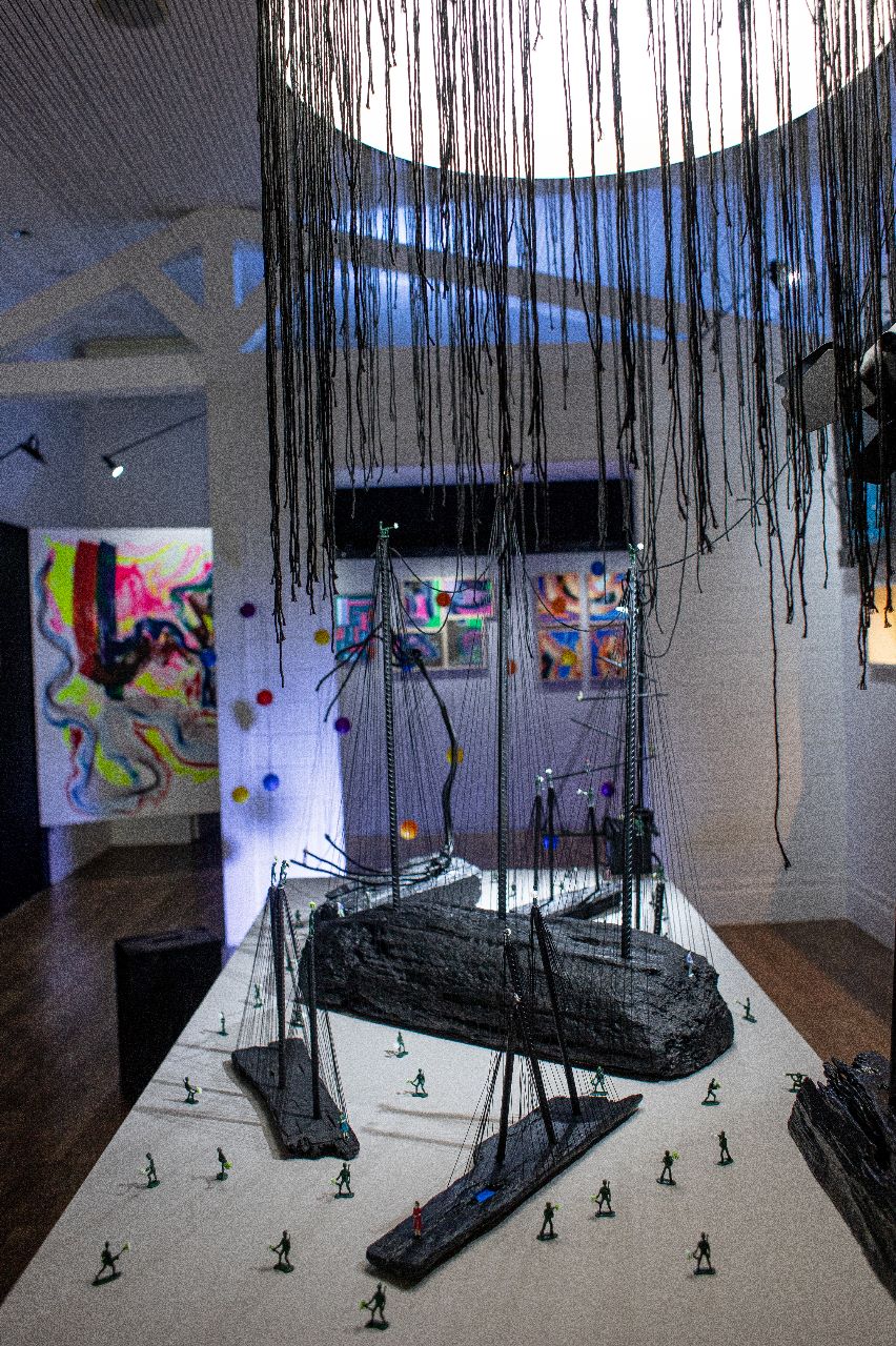 Christian Machado expõe pinturas, esculturas e estruturas cenográficas