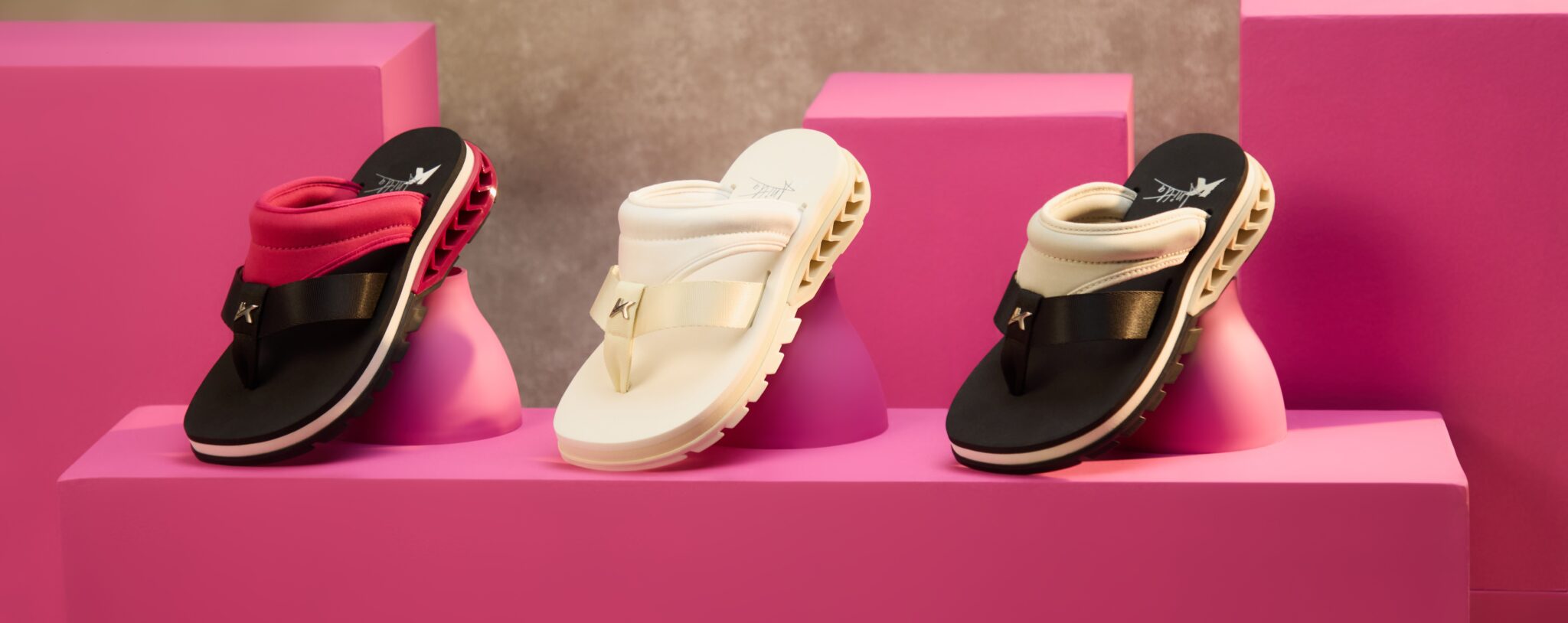 Anitta e Kenner lançam juntas primeira coleção com sandálias exclusivas