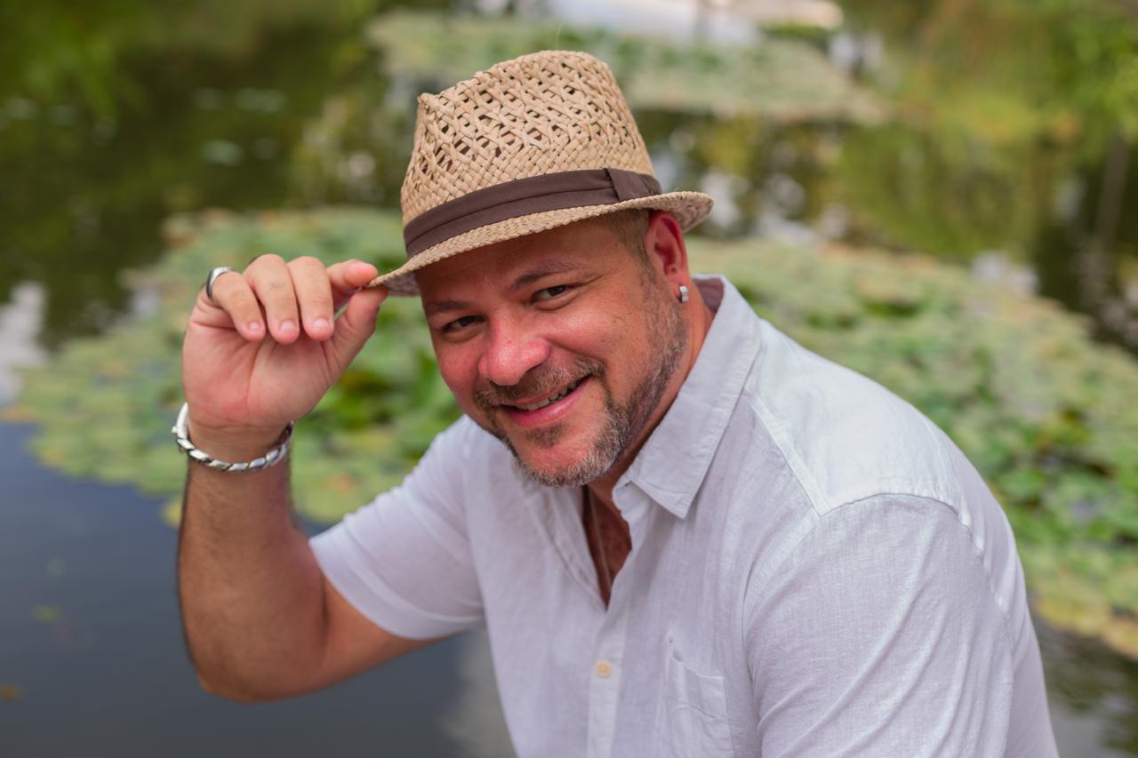 Tony Nogueira faz show em Copacabana em homenagem a Emilio Santiago