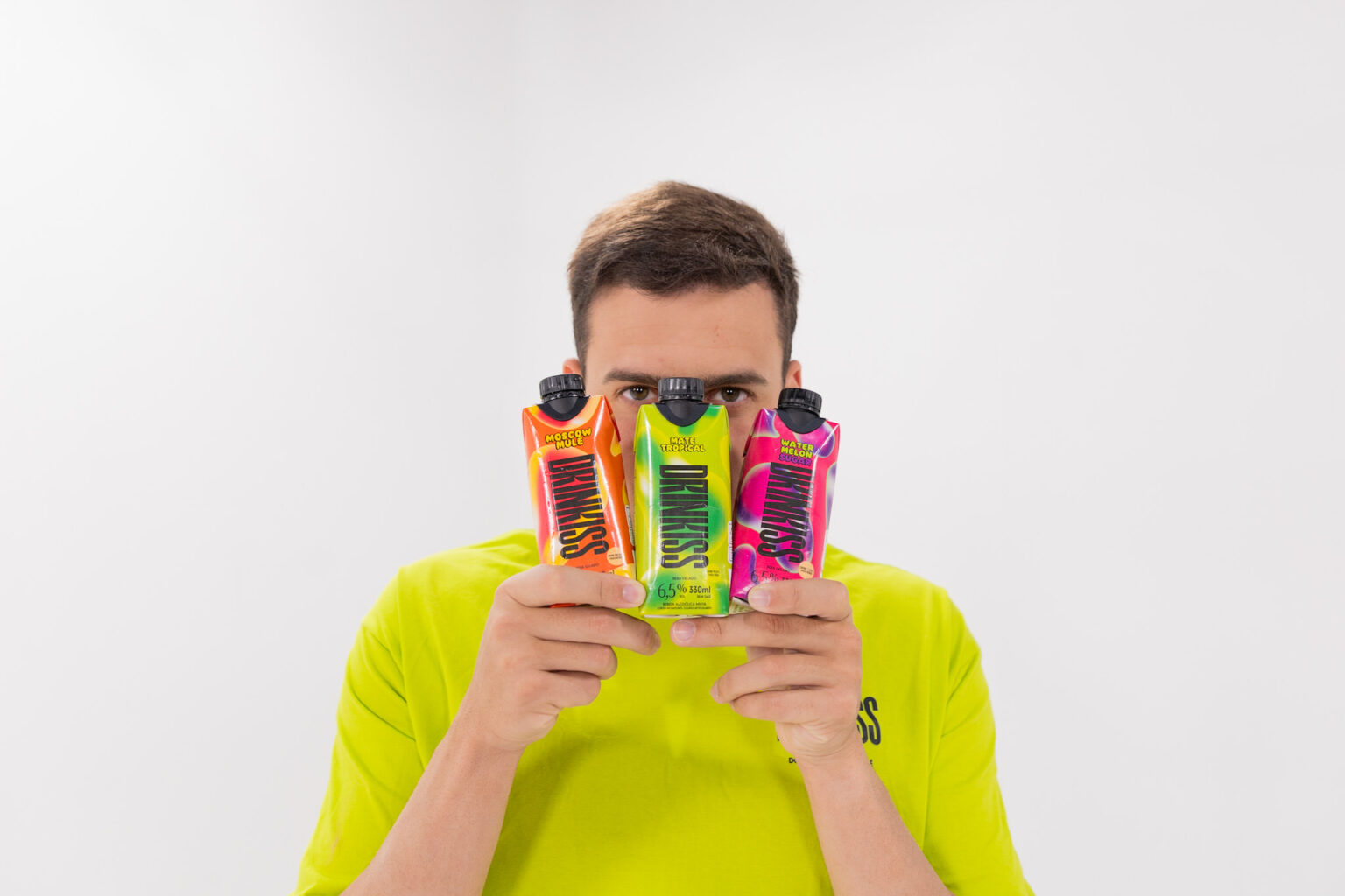 Jon Vlogs lança marca de bebidas prontas